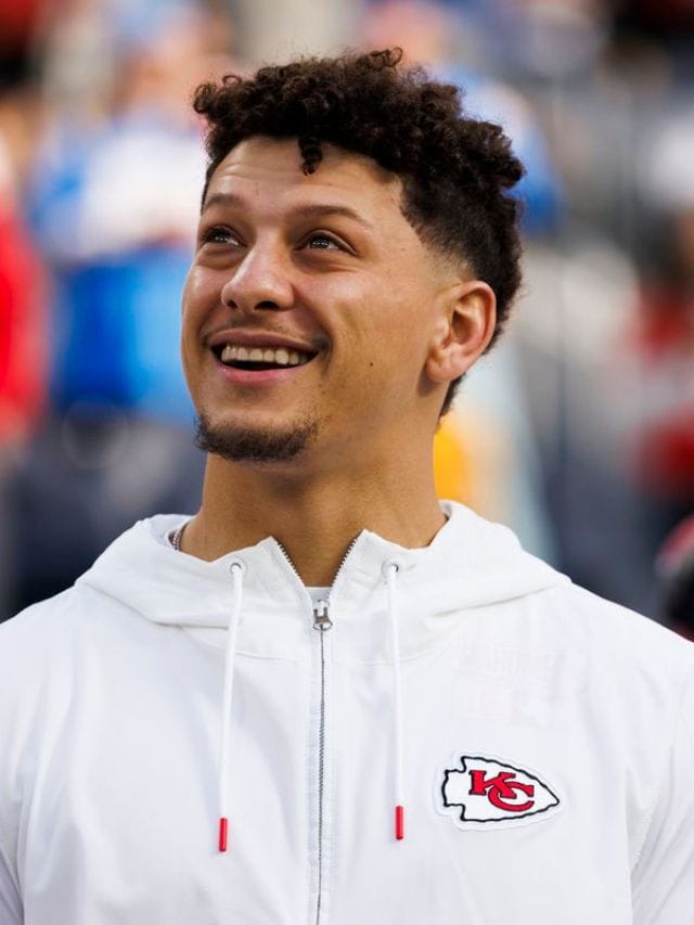 Mahomes sharing classy moment with Tua - Sportskeeda Stories